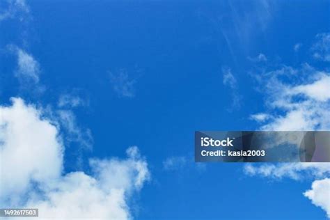 하늘 흰 구름 배경이 있는 푸른 하늘 화창한 여름날에 곱슬곱슬한 구름 흐린 빛 좋은 날씨 여름 포스터를 위한 간단한 배경