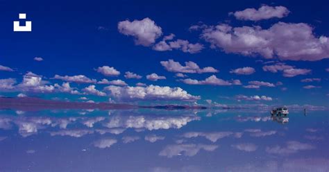 잔잔한 바다 위에 푸른 하늘과 흰 구름 사진 Unsplash의 무료 Salar De Uyuni 이미지