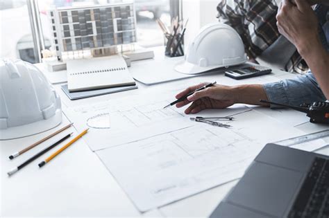 การทํางานเป็นทีมของสถาปนิกวิศวกรออกแบบที่ทํางานเกี่ยวกับแนวคิดการวางแผนพิมพ์เขียว แนวค ภาพสต็อก