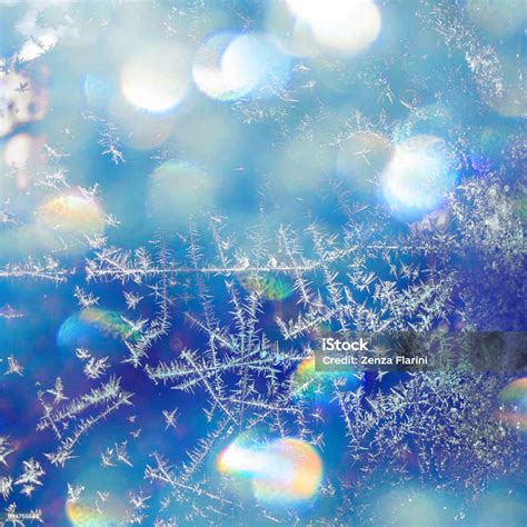 햇빛에 의해 조명 하는 섬세 한 크리스탈 모양으로 서 리 낀된 창 콜드 겨울 배경 텍스처와 라이트 점 멋진 파스텔 색조와 자연 냉동된 원더랜드 패턴 스파클 0명에 대한 스톡