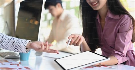 태블릿을 사용하는 사업가가 사무실에서 동료에게 새로운 비즈니스 개념을 제시하는 장면이 잘립니다 사진 Unsplash의