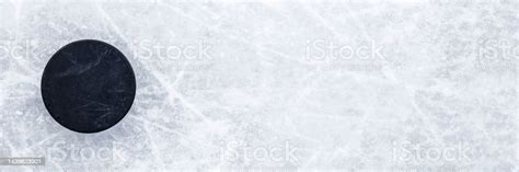 얼음 배경에 검은 오래 된 고무 퍽 근접 촬영 와이드 배너입니다 하향식 보기 텍스트를위한 빈 장소 하키퍽에 대한 스톡 사진 및 기타 이미지 Istock