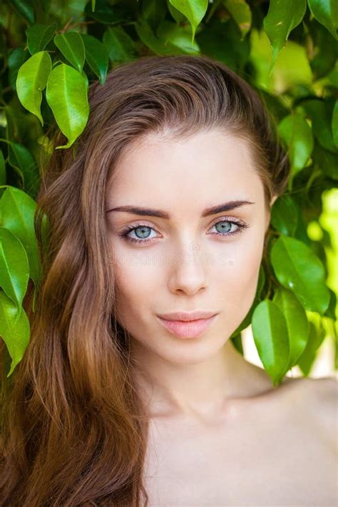 Ritratto Di Bella Giovane Donna Immagine Stock Immagine Di Parco Adulto