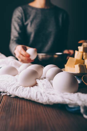 파이를 위한 쇼트 케이크 반죽을 준비 하는 여성의 손 선택 계란 가정 생활에 대한 스톡 사진 및 기타 이미지 가정 생활 가정 주방 가정의 방 Istock