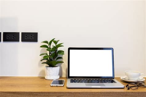 Computador Portátil Com Tela Em Branco Foto Premium