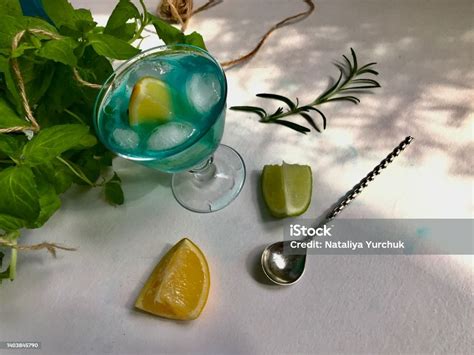 파란색 배경의 흰색 책상에 얼음 조각이있는 유리에 푸른 차가운 음료를 마셔야합니다 0명에 대한 스톡 사진 및 기타 이미지 0명 감귤류 과일 건강관리와 의술 Istock