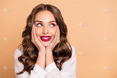 她的自画像她好看有吸引力可爱的可爱漂亮的闪耀迷人的愉快愉快的波浪式头发女士酒红色紫红色的嘴唇