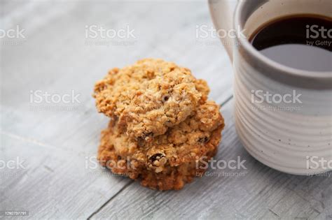 회색 나무 표면에 커피를 곁들인 수제 귀리와 건포도 쿠키 플랩잭 쿠키에 대한 스톡 사진 및 기타 이미지 플랩잭 쿠키 0명 건강에 좋지 않은 음식 Istock