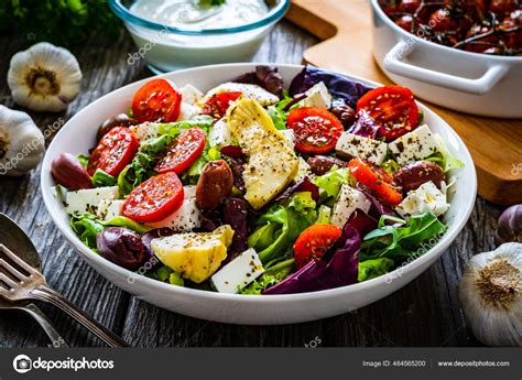 그리스 샐러드 토마토 아티초크 올리브와 양파를 식탁에 — 스톡 사진 © Gbh007 464565200