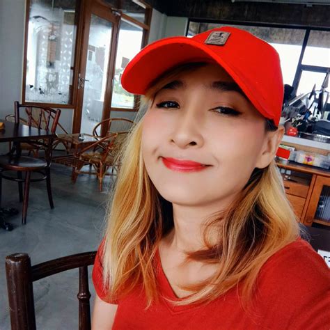 ตัดต่อคนยืนอยู่ในมือ ตัดต่อคนยักษ์ การทำคลิปตัดต่อ ตัดต่อ เรียนรู้