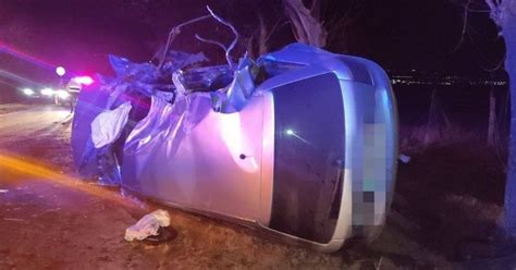 В Молдове пьяный водитель вылетел с трассы и автомобиль врезался в дерево В аварии погиб его 17