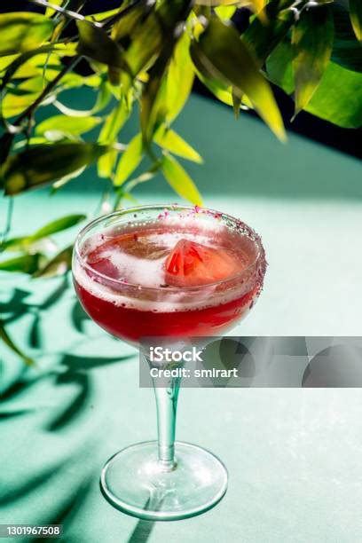 단풍과 햇빛의 그림자의 배경에 크리스탈의 형태로 얼음과 빨간색 열대 칵테일 녹색 배경 바텐더에 대한 스톡 사진 및 기타 이미지 바텐더 칵테일 마실 것 Istock