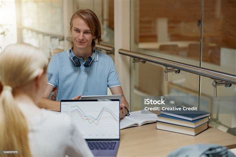 도서관에 앉아있는 대학 프로젝트에서 함께 일하는 두 명의 재능있는 학생 20 24세에 대한 스톡 사진 및 기타 이미지 20 24세 2명 검사 보기 Istock