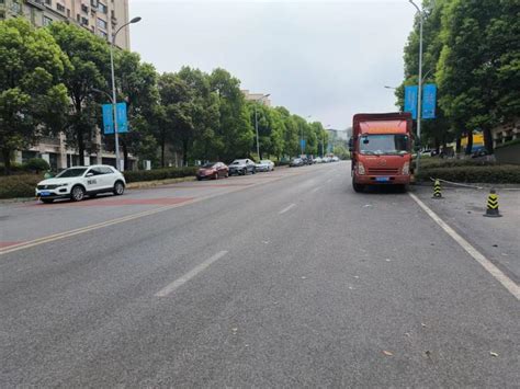 重庆市巴南区花溪街道龙汇路违规停车无人问津 重庆网络问政平台