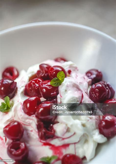 코 티 지 치즈 크림과 크림 디저트 체리와 민트 흰 접시에 가벼운 배경으로 아침 식사 0명에 대한 스톡 사진 및 기타 이미지 0명 가까운 거품 내기 Istock