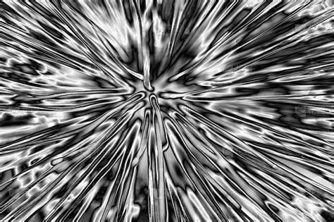 抽象的银色闪亮的光束背景，黑白发光的模糊的光束背景，明亮的灰色金属纹理设计，灿烂的金属表面，创意的图