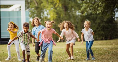 자연 속에서 노는 시간 자연에서 즐거운 시간을 보내는 많은 학교 아이들 사진 Unsplash의 세르비아 이미지