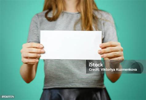 빈 흰색 플라이어 종이 보여주는 여자 전단지 프리젠테이션입니다 팜플렛에는 손을 잡으십시오 여자 쇼 명확한 오프셋된 종이입니다