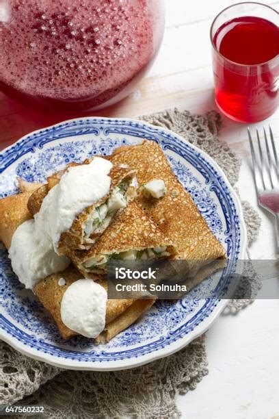 러시아 전통 팬케이크여러 박제 사 우 어 크림 딜 양파 계란 달걀에 대한 스톡 사진 및 기타 이미지 달걀 러시아 목재 재료 Istock