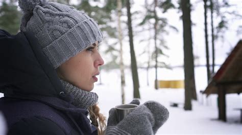니트 모자와 장갑 음료 뜨거운 차에 소풍에 나무 근처 눈 덮인 숲에서 젊은 여자 20 29세에 대한 스톡 사진 및 기타 이미지