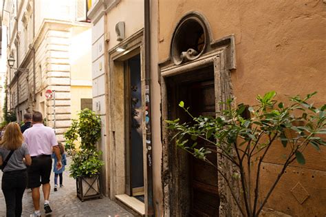 이탈리아 로마의 옛 아늑한 거리의 전망 로마의 건축물과 랜드 마크 로마의 엽서 0명에 대한 스톡 사진 및 기타 이미지 0명 거리 건물 외관 Istock