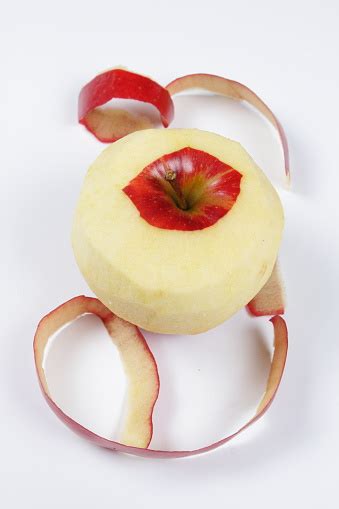 흰색 배경 고립 된 애플 과일 클로즈업 디자이너 연애 흰색 배경 채식주의 건강 한 음식에 애플의 조각에 대 한 애플에 벗 겨 빨간 사과 개체 그룹에 대한 스톡 사진 및 기타