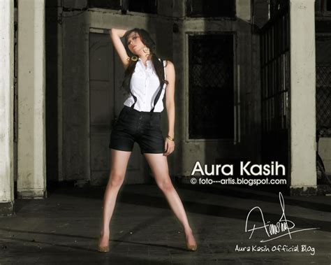 Aura Kasih Sexy Singer KOMSOS