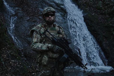 숲에서 기관총전문 장비의 에어소프트 플레이어의 초상화 전쟁에서 무기를 가진 군인 30 34세에 대한 스톡 사진 및 기타 이미지 30 34세 교련 군복 Istock