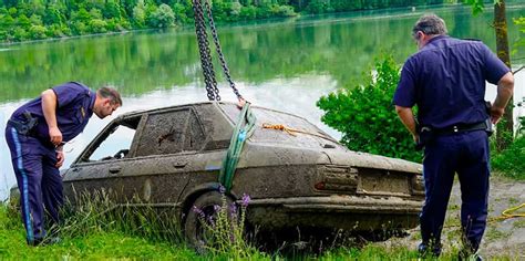 З дна річки підняли Bmw який повний бруду та загадок Wheel News