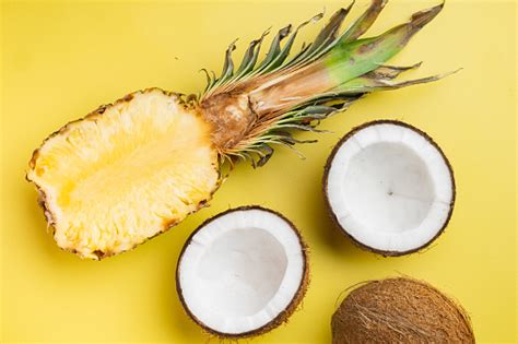 이국적인 신선한 과일 파인애플과 코코넛 노란색 질감여름 배경에 상단 보기 플랫 레이 0명에 대한 스톡 사진 및 기타 이미지