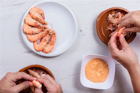 테이블에 접시 위에 맛있는 새우를 들고 여자와 남자 맨 위 보기 갑각류에 대한 스톡 사진 및 기타 이미지 갑각류 고급 요리 레스토랑 Istock