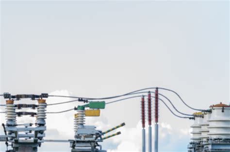 고전압 발전기 절연체 맑은 하늘에 변전소의 고전압 회로 차단기고전압 회로 차단기의 세부 사항 공간을 복사합니다 0명에 대한 스톡 사진 및 기타 이미지 Istock