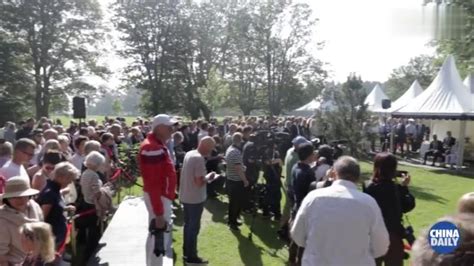 【他是中国的“辛德勒”，丹麦女王为他的纪念铜像揭幕】当地时间周六，丹麦女王玛格丽特二世在丹麦奥胡斯市揭幕了一座铜像。这是中国南京市送给奥胡斯的礼物，为纪念在南京大屠杀中救助了两万中国人的丹麦人