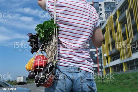 도시 거리에 여자는 신선한 야채의 전체 재사용 쇼핑 백을 들고있다 건강한 생활방식에 대한 스톡 사진 및 기타 이미지 건강한 생활방식 건강한 식생활 고객 Istock