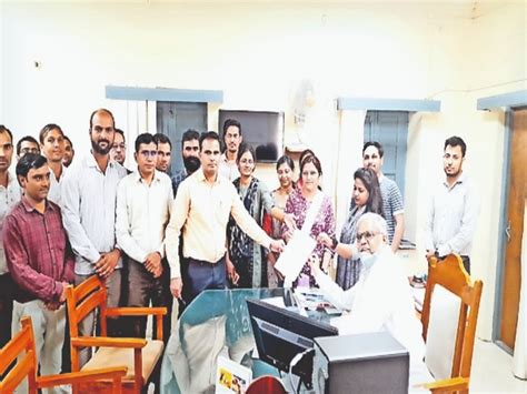 Computer Employees Gave Memorandum Warned To Go On Mass Leave From 24 एडीएम को ज्ञापन दिया