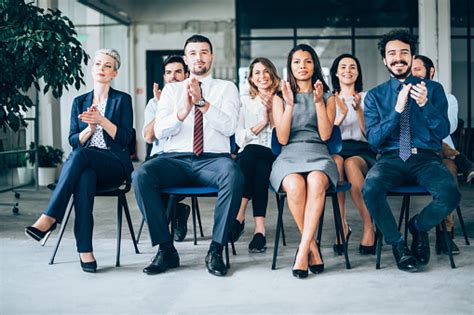 비즈니스 컨퍼런스에서 연사들에게 박수를 보내는 청중 30 39세에 대한 스톡 사진 및 기타 이미지 30 39세 경영자