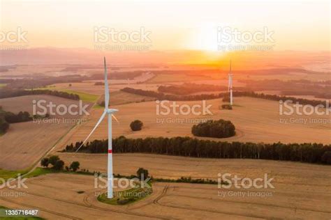 현장에서 놀라운 일몰에 전기 생산을위한 풍차 또는 풍력 터빈의 파노라마 보기 녹색 재생 에너지 생성 0명에 대한 스톡 사진 및 기타 이미지 Istock