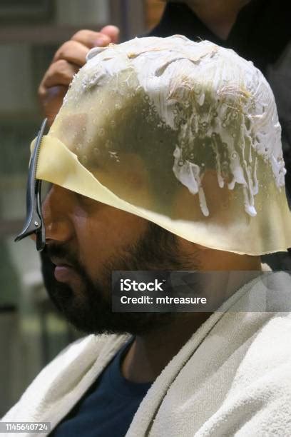 헤어 살롱에서 인도 남자의 이미지 강조 모자를 사용 하 여 헤어 스타일 리스트 델리 인도 2명에 대한 스톡 사진 및 기타 이미지 Istock