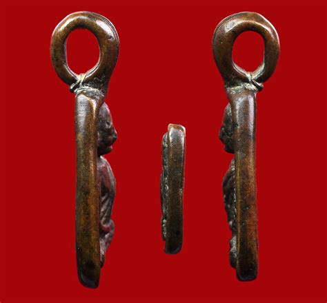 เหรียญหล่อ พิมพ์จอบเล็กแข้งติด หลวงพ่อเงิน พุทธโชติ บางคลาน จังหวัดพิจิตร ครับ