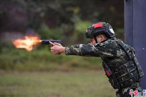 射击训练动作 单臂据枪射击姿势 伤感说说吧