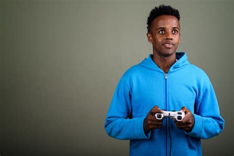 배경색에 대 한 곱슬 머리를 가진 젊은 아프리카 남자의 스튜디오 샷 20 24세에 대한 스톡 사진 및 기타 이미지 20 24세 20 29세 Brand Name