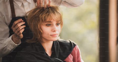 전문 미용사 스타일리스트 사람과 헤어 패션 미용실 개념 이발 및 헤어 케어에 대한 여성 클라이언트 머리 장식 이발사 장비 미용사는 여성 모델에 헤어 스타일을 만들기