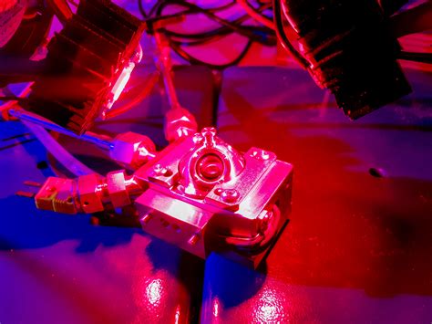 Plasmonic ‘light Tweezers Use Solar Energy To Move Molecules By Qut Science And Engineering