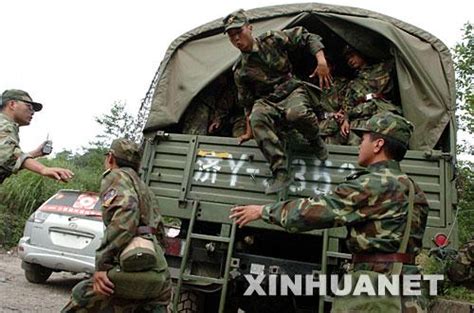 成都军区全力搜寻在映秀镇失事直升机 组图 资讯 凤凰网