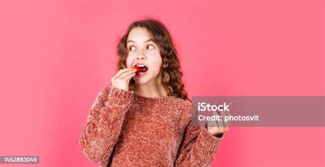 건강한 식생활 유기농 식품 만 딸기와 소녀입니다 아침 식사로 딸기를 먹는다 열매를 먹는 작은 아이 여름 시간 어린 시절 순간을 즐기기 비타민이 가득한 과일 다이어트와