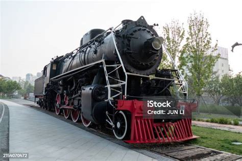 오래 된 빈티지 증기 기관차 기차 절연 오래 된 빈티지 철도 증기 기관차 기차 엔진 다른 시대의 교통 및 여행 개발에 대한 스톡 사진 및 기타 이미지 Istock