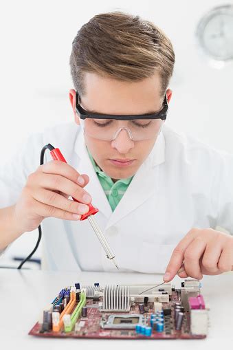 Teknisi Bekerja Pada Cpu Rusak Dengan Solder Besi Foto Stok Unduh Gambar Sekarang 20 24