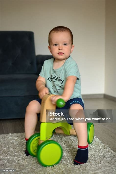 집에서 나무 세발자전거에 앉아 있는 어린 소년 여름에 실내에서 삼륜 자전거를 타는 어린이 2 3 살에 대한 스톡 사진 및 기타 이미지 Istock