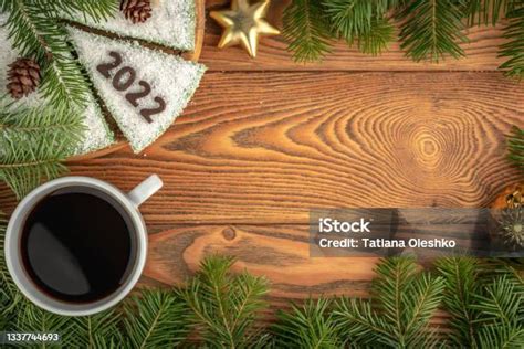 2022년 초콜릿으로 장식된 커피 한 잔과 흰색 축제 케이크가 있는 카드 새해의 개념 복사 공간 2022년에 대한 스톡 사진 및 기타 이미지 Istock