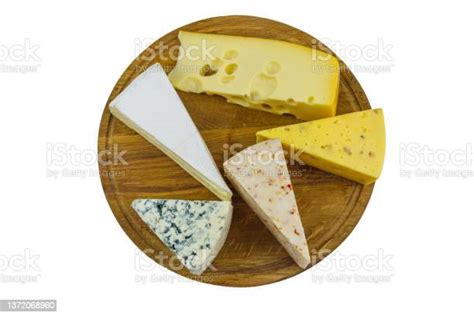 흰색 배경에 고립 된 나무 도마에 치즈의 다양한 유형의 세트 위쪽 보기 소프트치즈에 대한 스톡 사진 및 기타 이미지 소프트치즈 하이 앵글 개체 그룹 Istock